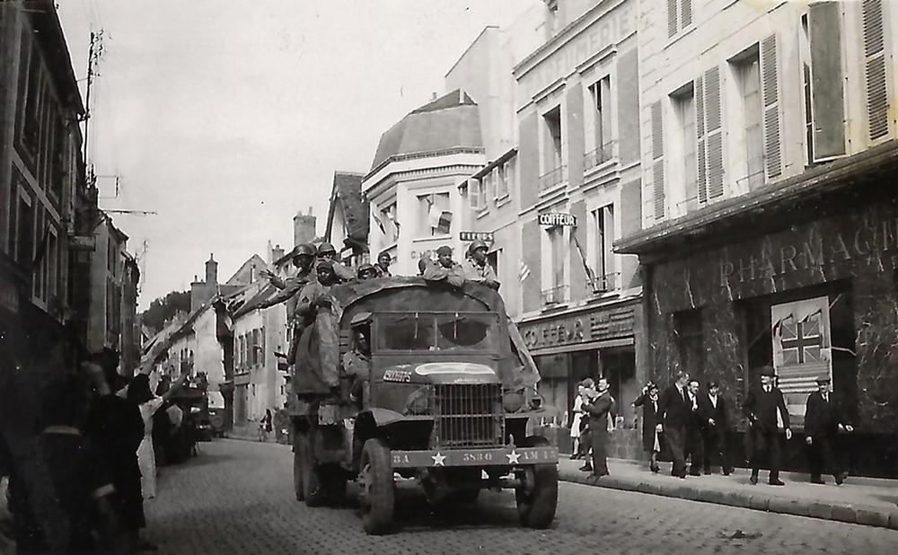 Exposition De l'ombre à la lumière, 80 ans de la Libération de Provins ... Exposition De l'ombre à la lumière, 80 ans de la Libération de Provins ...