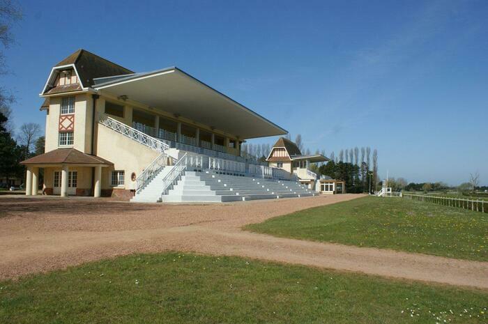 Exposition Tribunes De Lhippodrome Du Touquet Paris Plage à Le Touquet